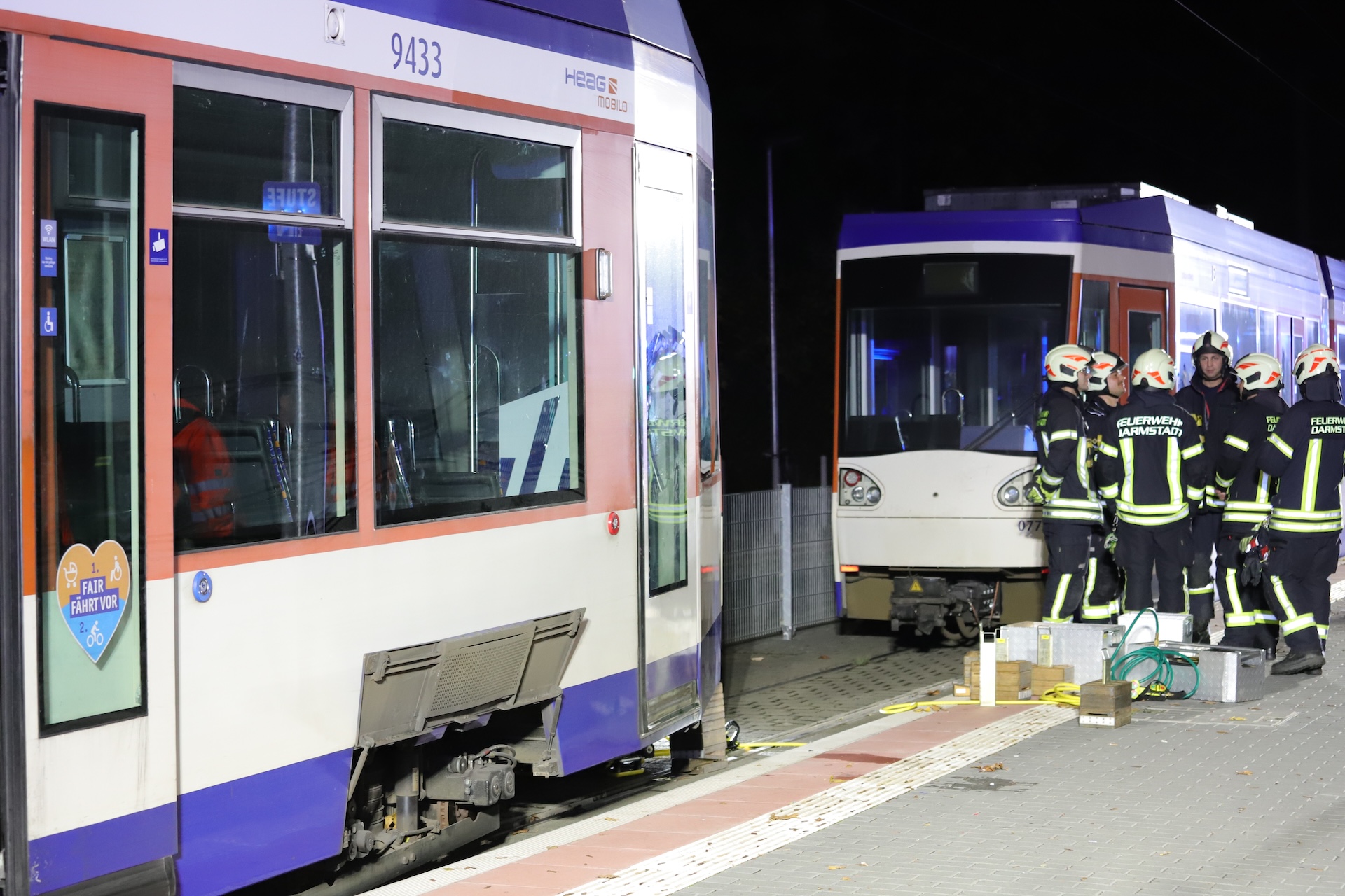 Darmstadt: Fußballfan wird unter Straßenbahn eingeklemmt und lebensbedrohlich verletzt